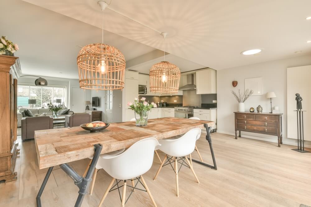 Hvor høyt skal lampe henge over spisebord?